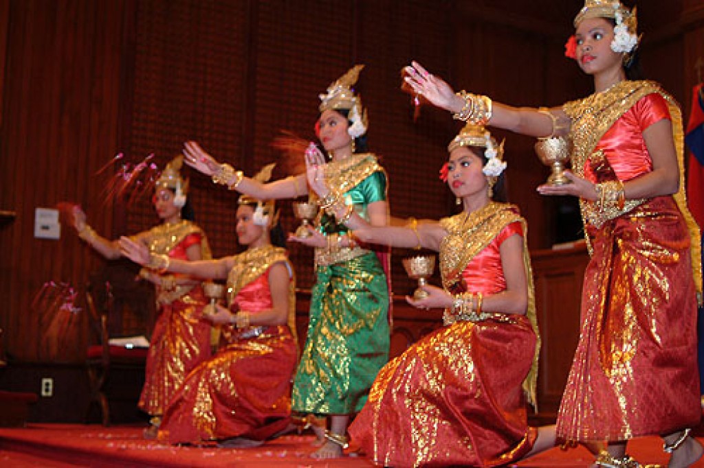 Robam Jun Por (Blessing Dance) | IntoCambodia.org